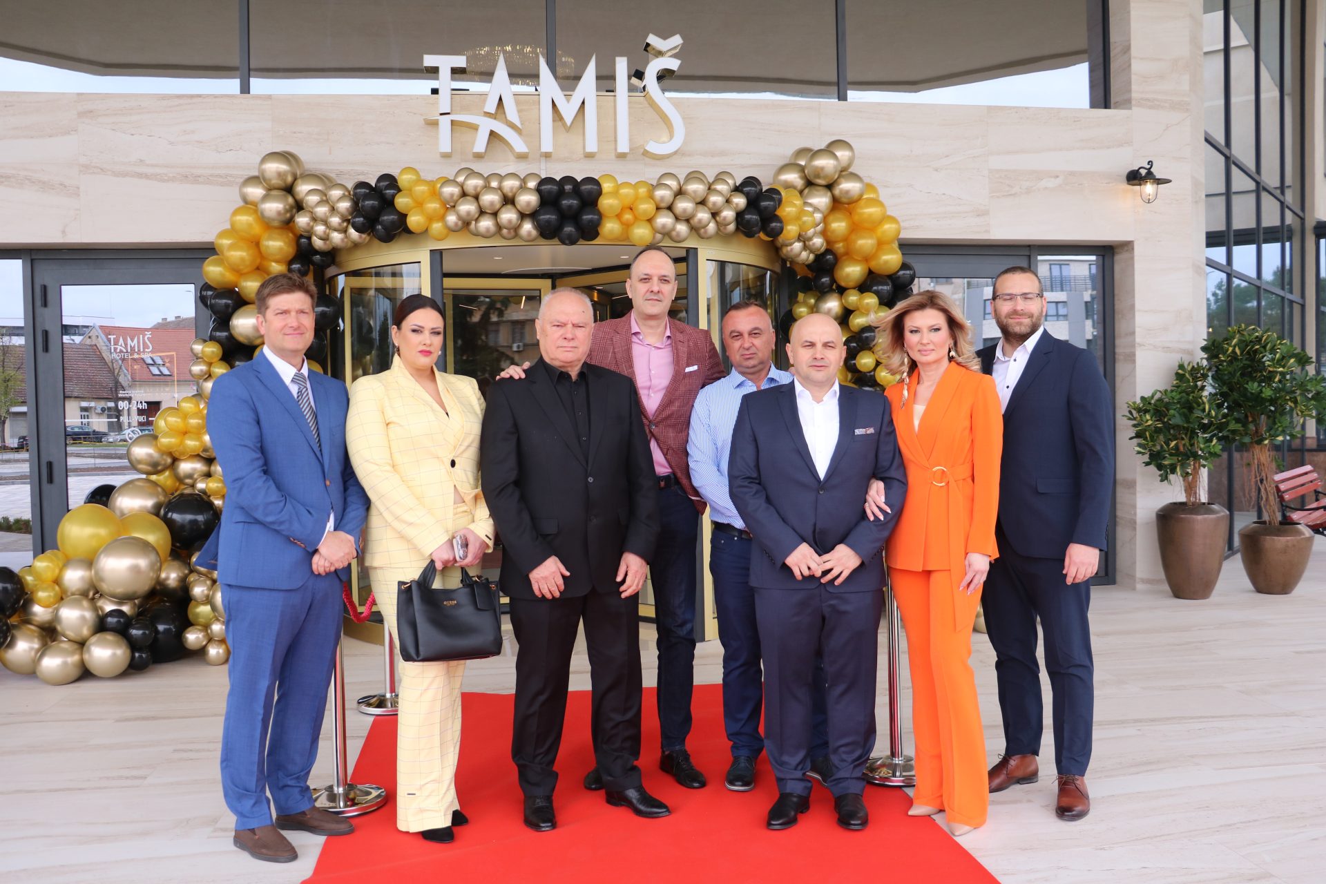 VRATA HOTELA TAMIŠ OTVORENA: Crvenu vrpcu presekli su vlasnik Miroslav ...