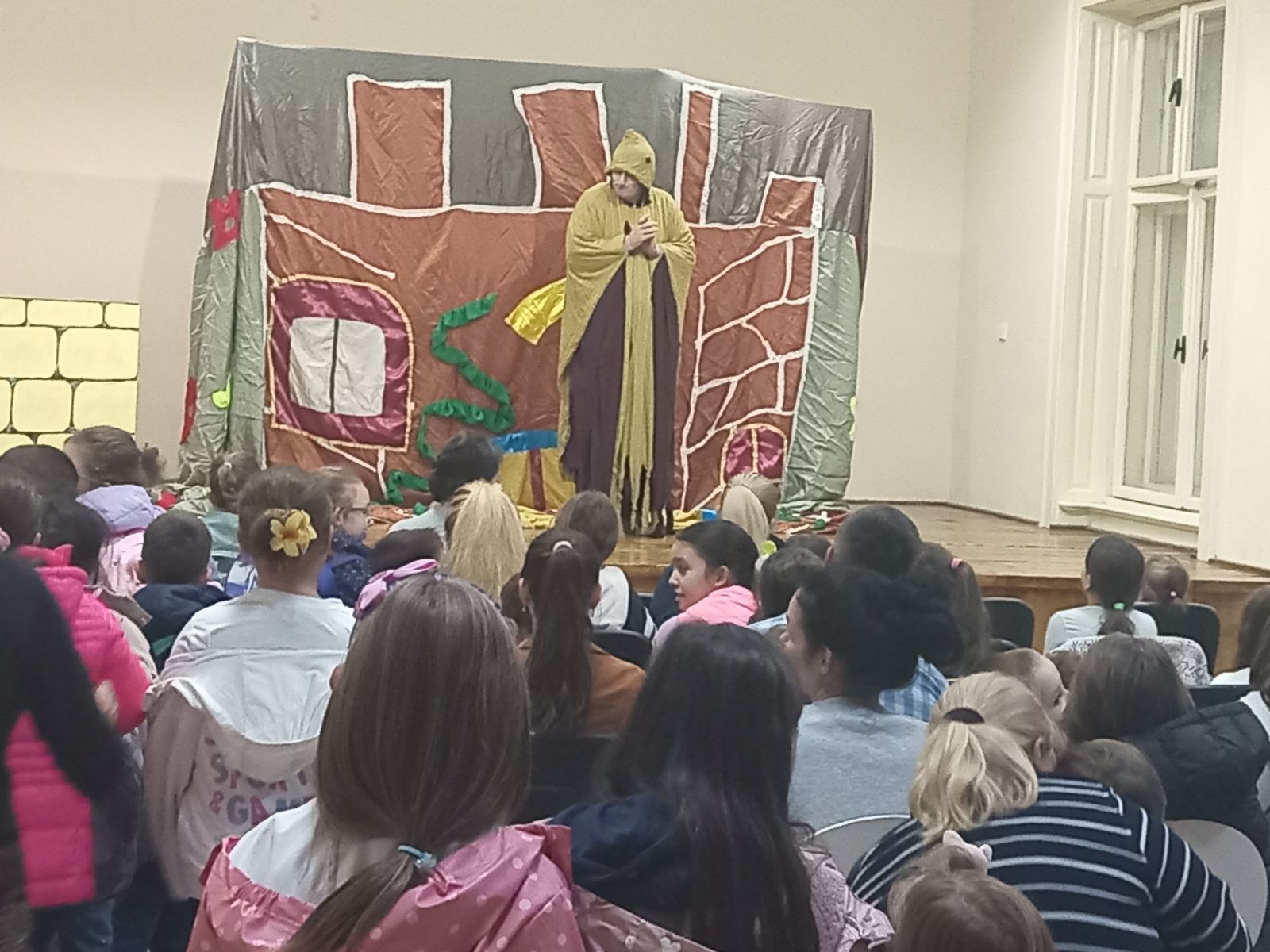 KAČAREVO: Odigrana pozorišna predstava za decu „Princeza i princ žabac“